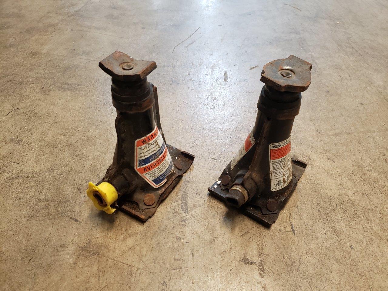 Lot of 2 x Ford Super Duty F-250/ F-350 Maximum GVWR 11.200 lb Bottle ...