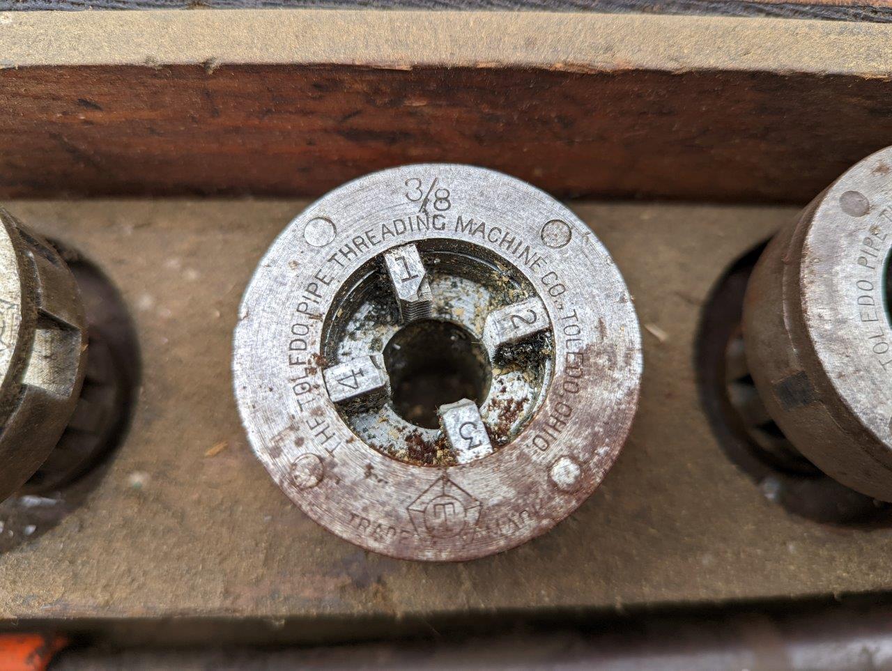 TOLEDO Threading Kit, with 5 dies 1/8-1/4-3/8-1/2-1/4″ and Ratcheting ...